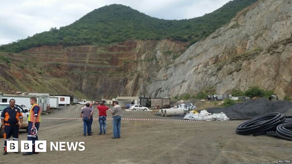 Rescue under way for South Africa miners after building collapse - BBC News