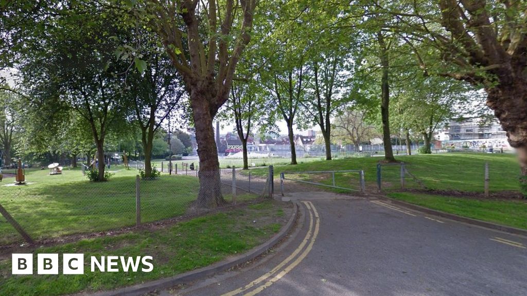 Bristol arson attacks: Motorcyclists sought over fire spree - BBC News