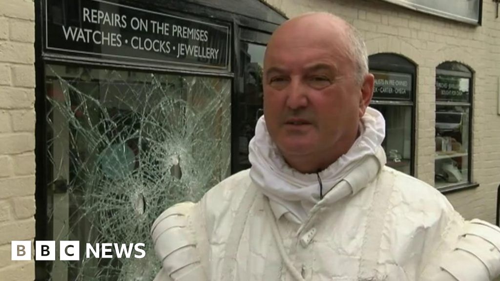 Shakespeare's 'ghost' takes on armed robbers - BBC News