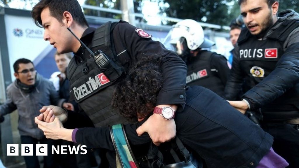 Turkey coup aftermath: Pro-Kurdish Istanbul protests broken up - BBC News