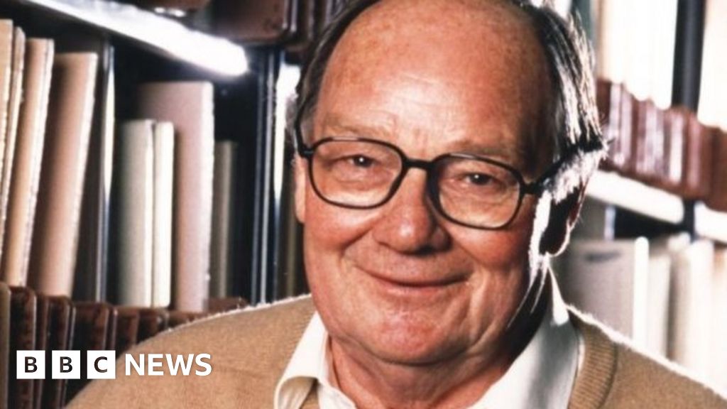 Cliff Michelmore: BBC radio and TV broadcaster dies aged 96 - BBC News