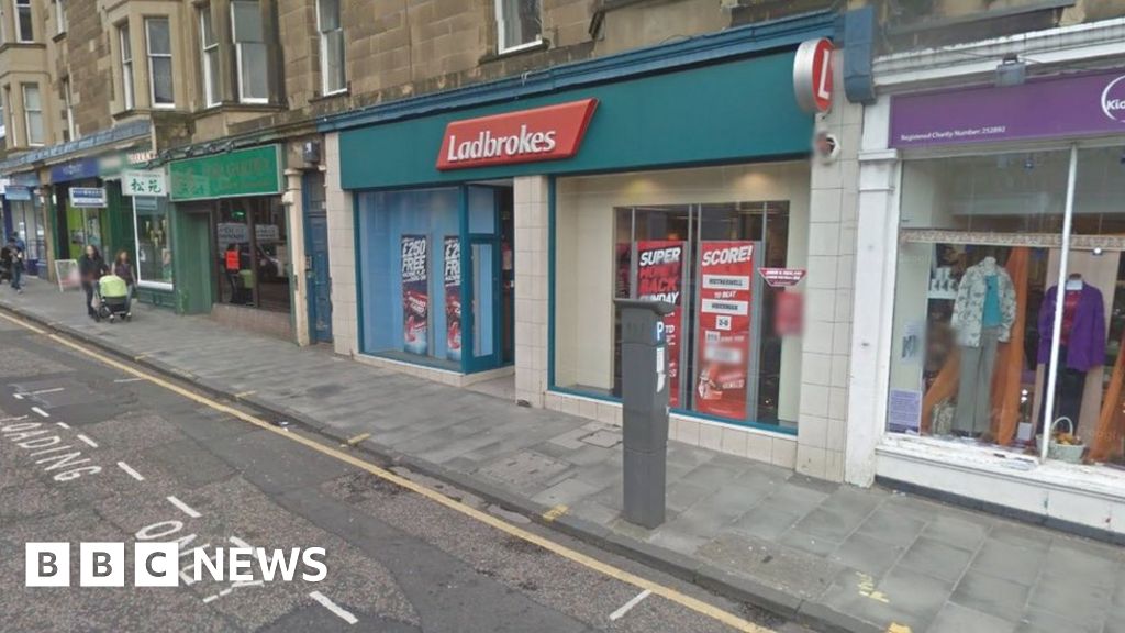 Armed bookmaker robbers Darren Lamb and Dale Thomas jailed - BBC News