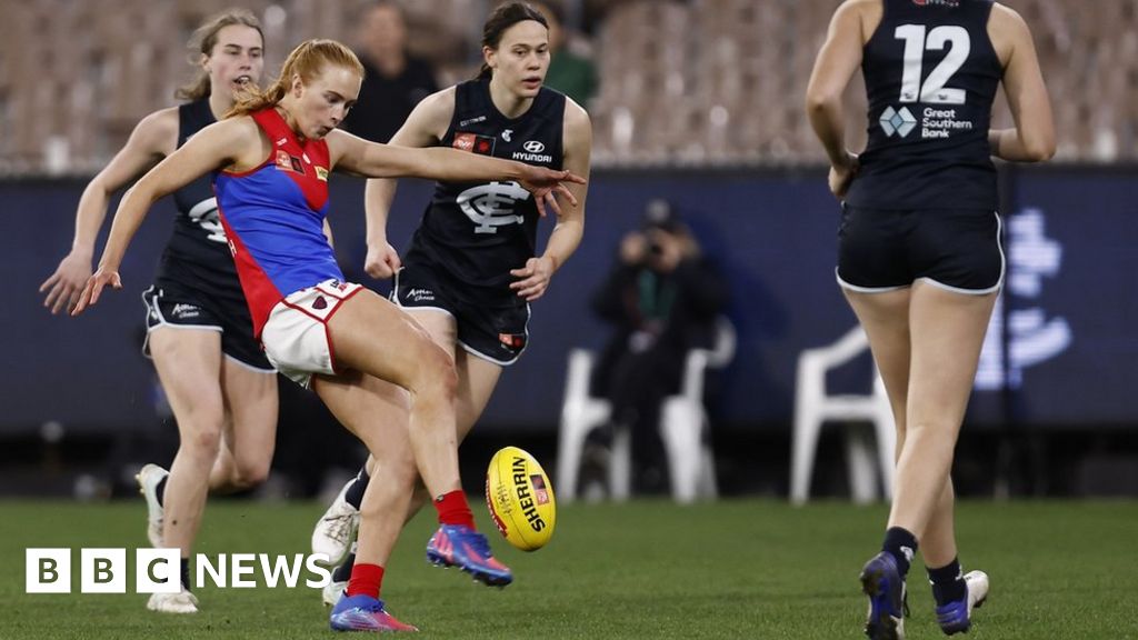 From GAA to AFLW: The women kicking their way to Australia - BBC News