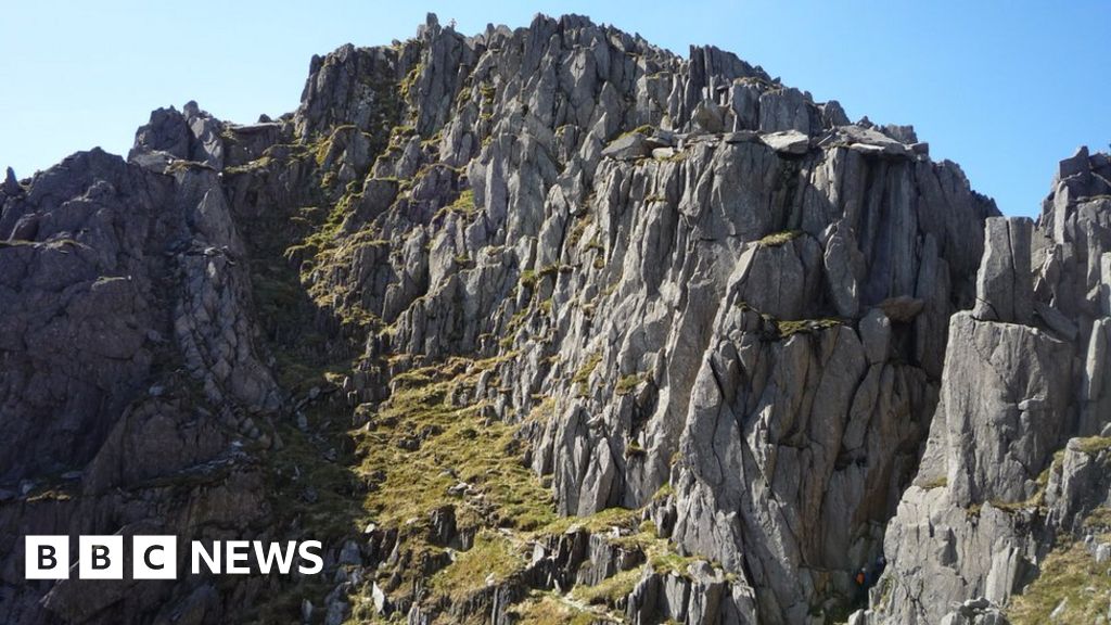 Snowdonia rescue: Two walkers hit by Tryfan falling rock - BBC News
