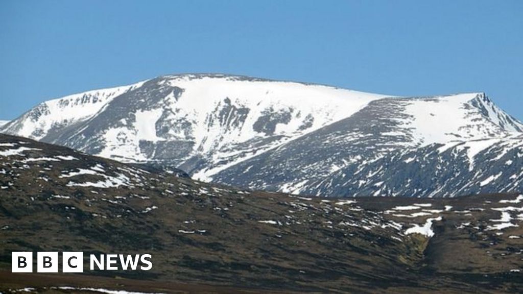 Walker rescued after search on Ben Macdui - BBC News
