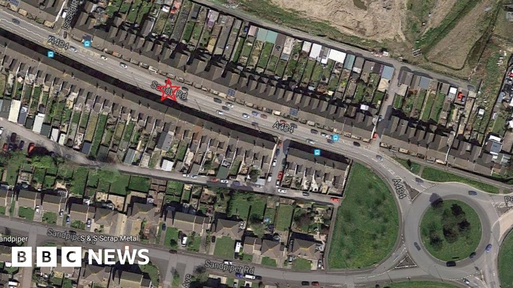 Pedestrian seriously injured in A484 Llanelli crash - BBC News