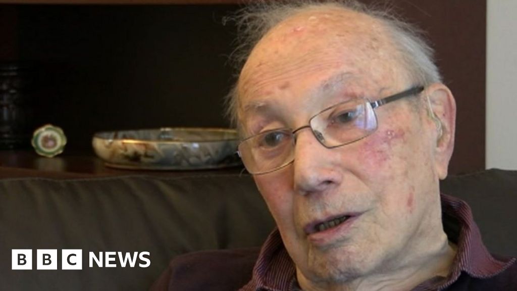 Leeds United fan Heinz Skyte who fled Nazis dies - BBC News