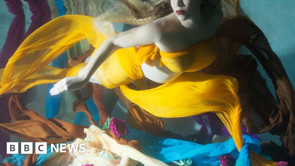 Beyonce Celebrates Motherhood With More Pregnancy Photos Bbc News
