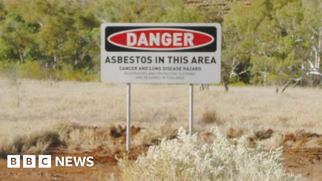 Wittenoom: Tourists urged to stay away from asbestos town - BBC News