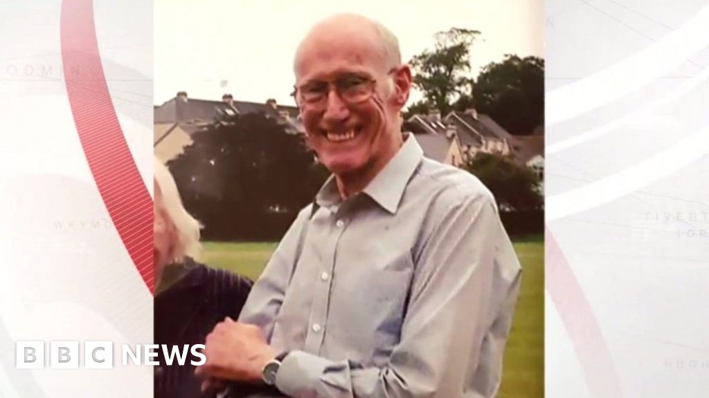 Hundreds help search for missing man in Devon - BBC News