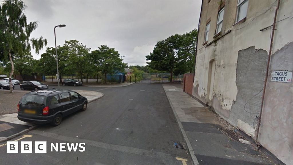 Liverpool murder: Man, 18, dies after being shot - BBC News