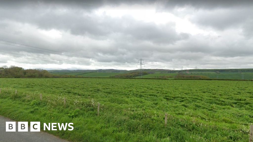 Solar farm and battery storage proposals at Chickerell unveiled - BBC News