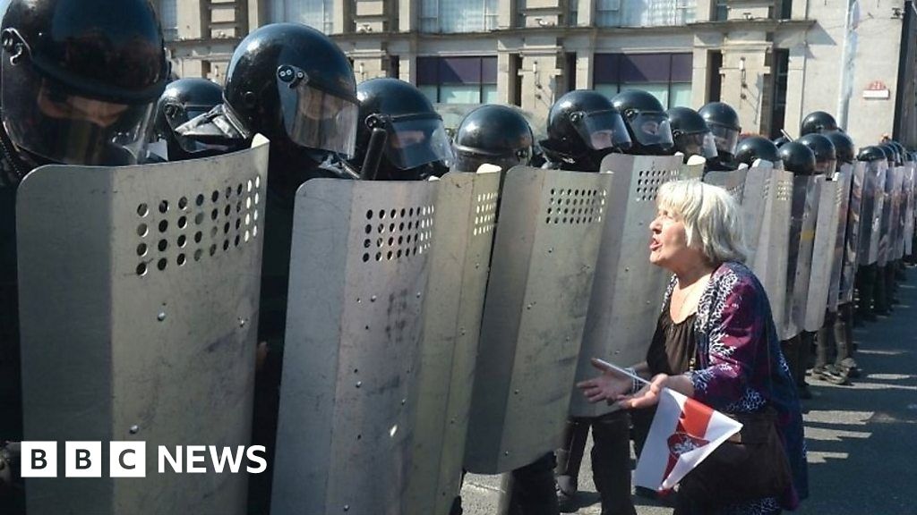 Belarus protest: Dozens arrested at mass rally
