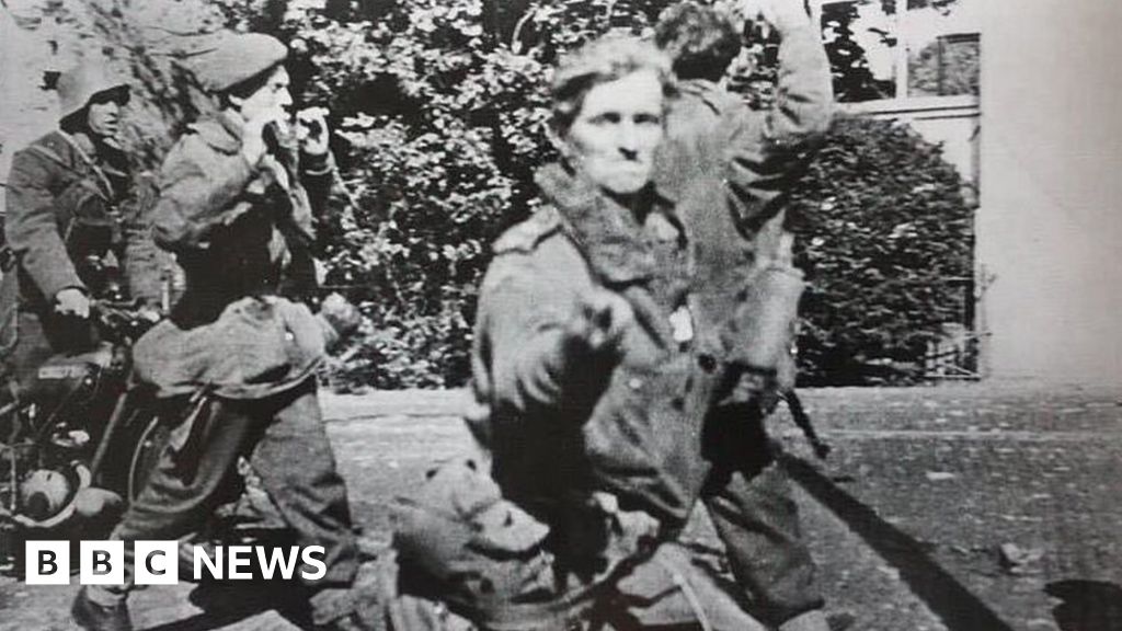 Tributes to 'legendary' prisoner of war Jack Reynolds - BBC News