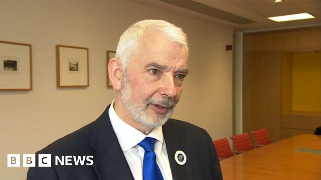 Hampshire crime commissioner Michael Lane loses no confidence vote ...