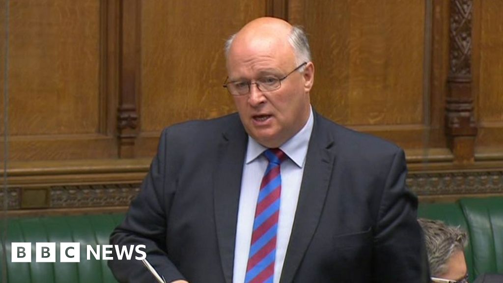 David Simpson: DUP stalwart stands down as Upper Bann MP - BBC News