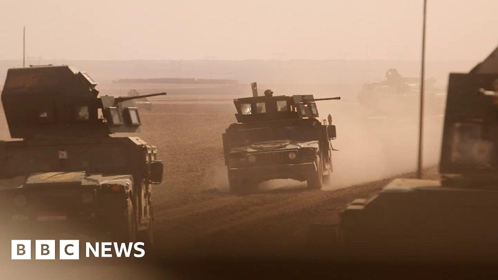 Battle for Mosul: Iraq convoy repels IS suicide bombs - BBC News