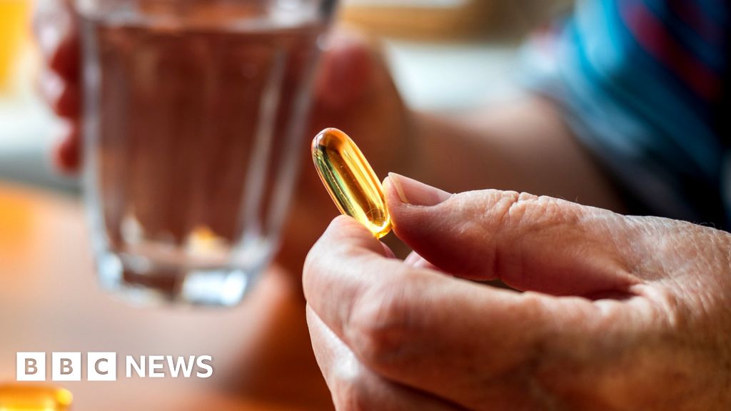 Fish oil supplements offer 'little or no benefit' against cancer - BBC News
