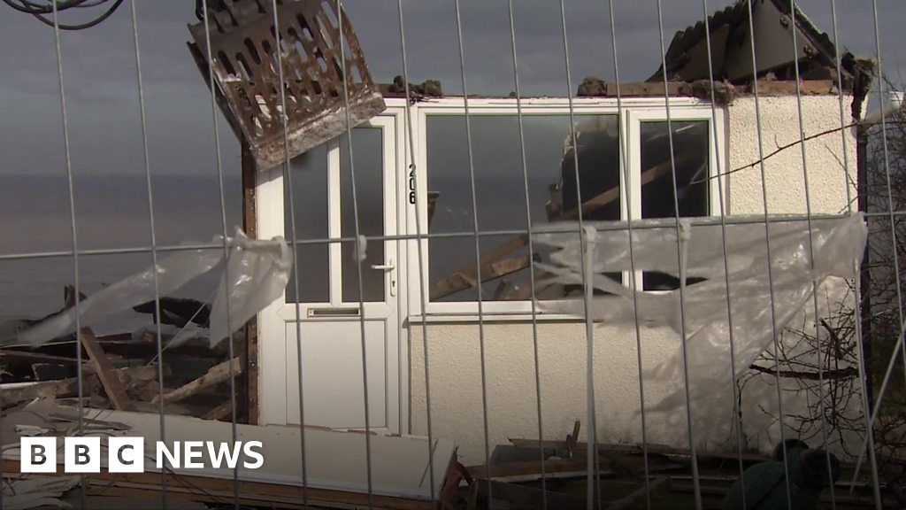 Demolition of Hemsby seafront homes begins - BBC News