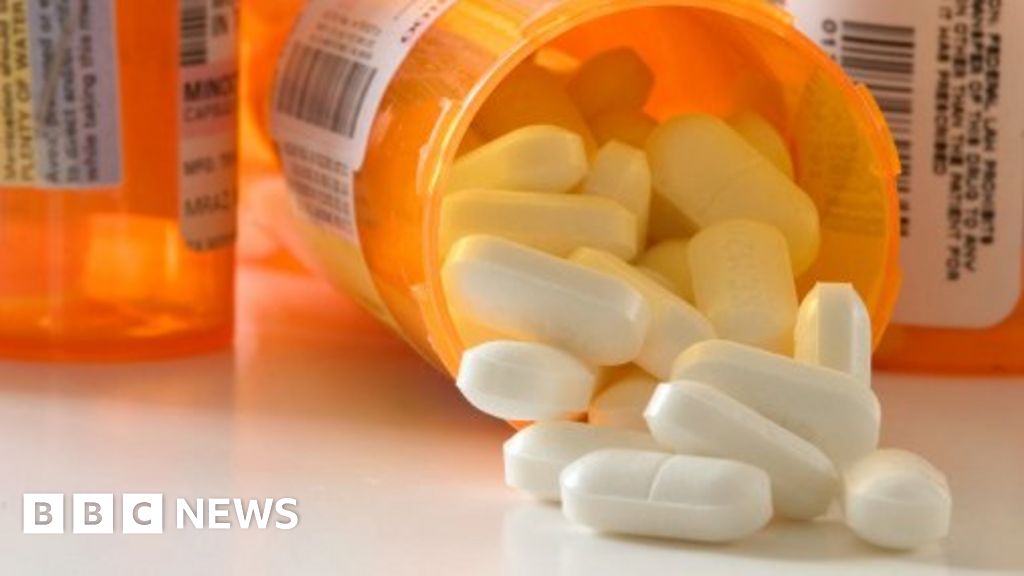 Cancer Drugs Fund 'huge waste of money' - BBC News