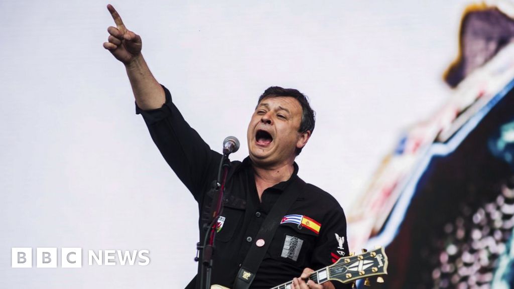 Biggest Weekend: Manic Street Preachers pull off 'Wireless' set - BBC News