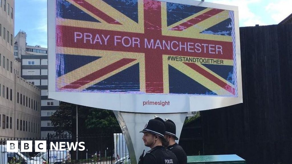 Manchester attack: City reacts with resilience and support - BBC News