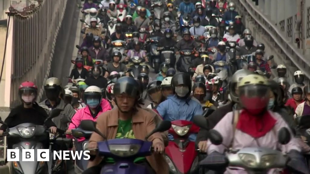 Taiwan's electric scooter 'race' - BBC News
