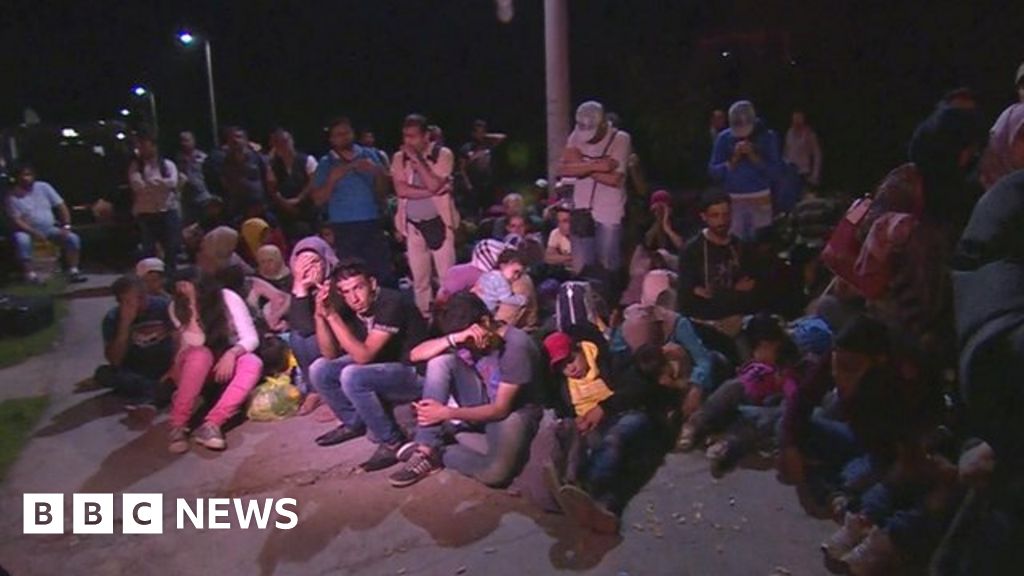Huge crowds wait at Croatian border with Serbia - BBC News