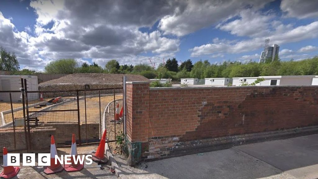 Travellers move into Leeds council-built site - BBC News