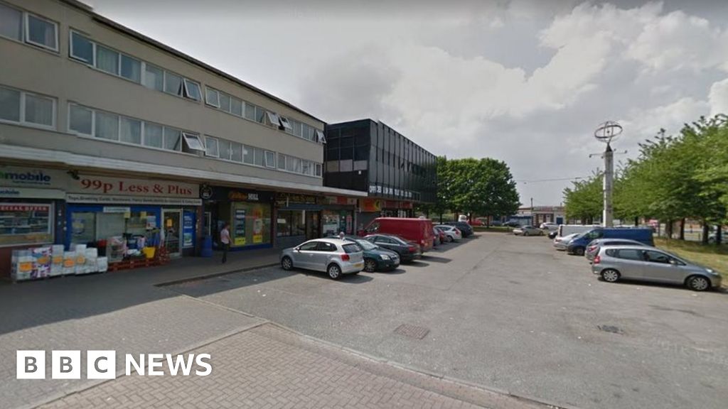 Smethwick stabbing: Man killed at shopping centre - BBC News