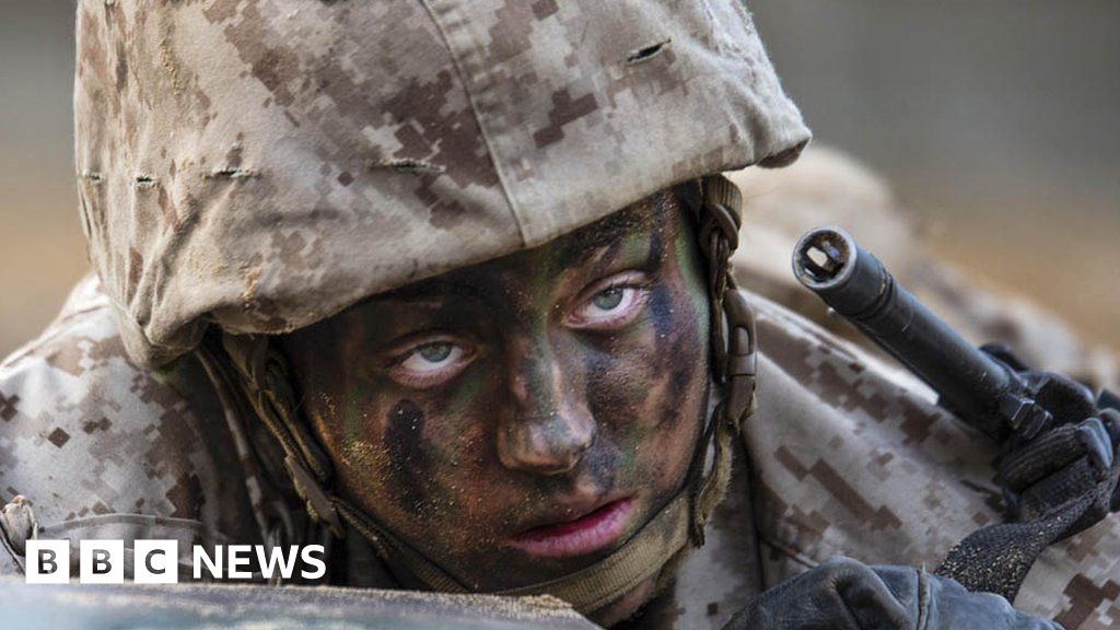 The women taking a gruelling test to be US Marines - BBC News
