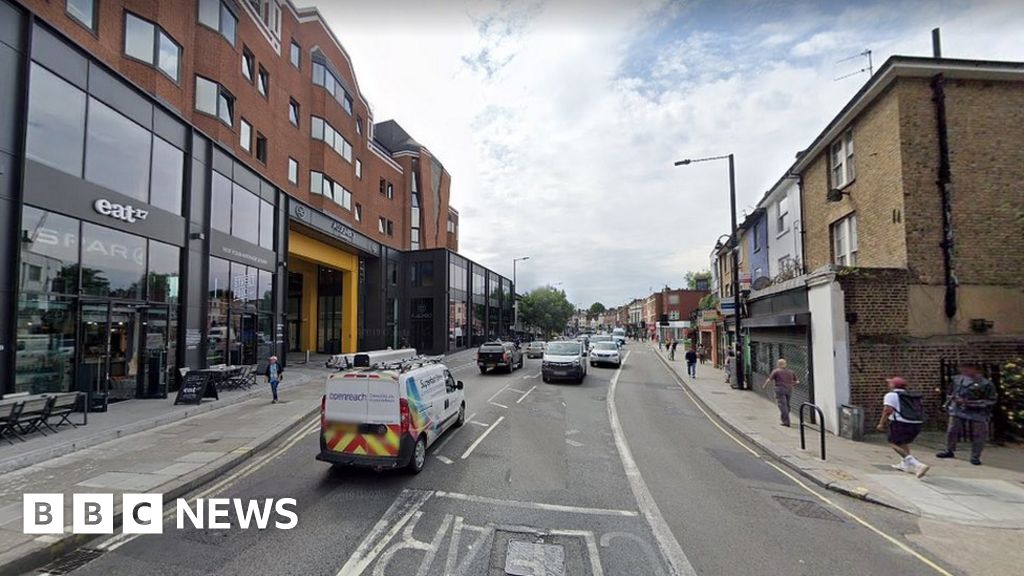 Murder arrest after man found dead at Hammersmith flat - BBC News