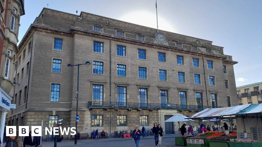 Cambridge Guildhall's future as civic asset in doubt - BBC News