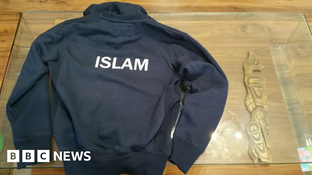 Stevenage teacher asked to remove 'Islam' hoodie by pub - BBC News