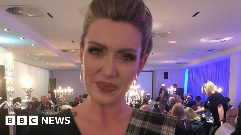 'I was told I was too glamorous to do a good Burns speech' - BBC News