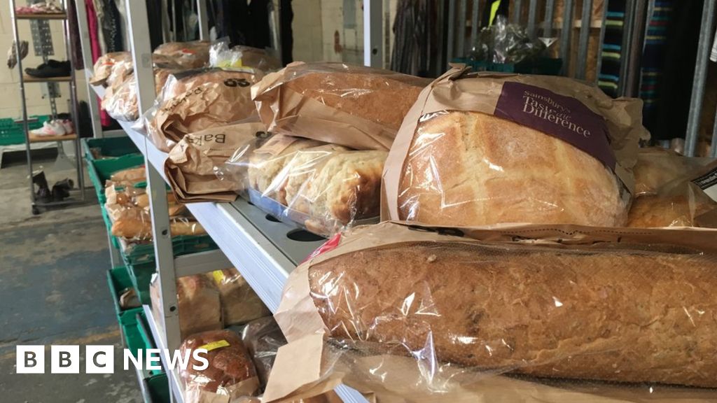 Supermarkets 'use bread for marketing' - BBC News