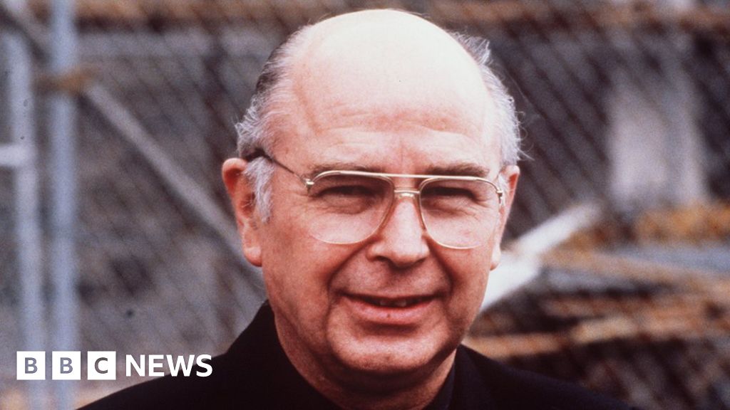 Edward Daly: Tributes paid to 'people's bishop' - BBC News