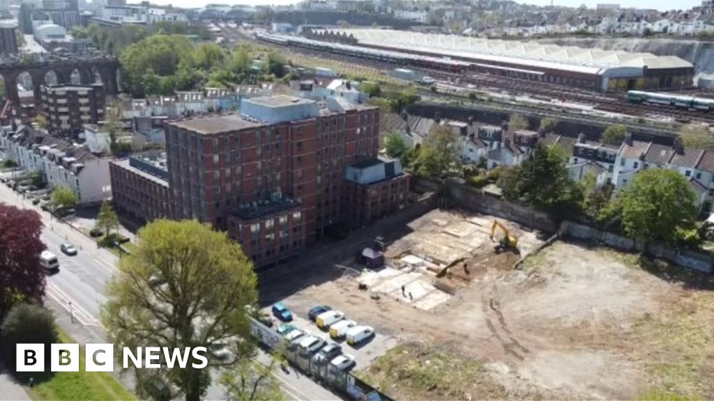 Police search for human remains at Brighton building site - BBC News