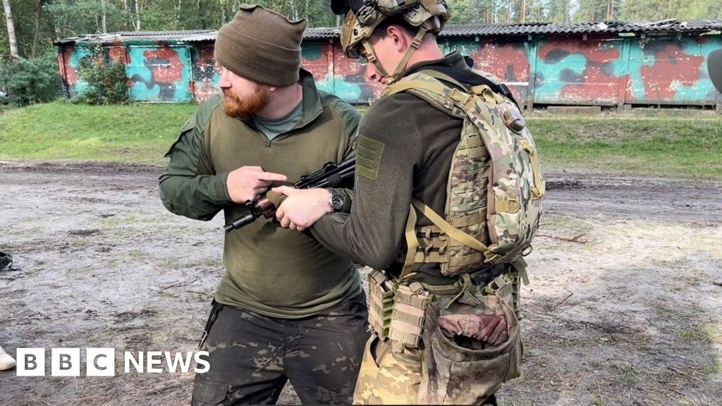 Ukrainian soldiers trained by Worcestershire martial arts expert - BBC News