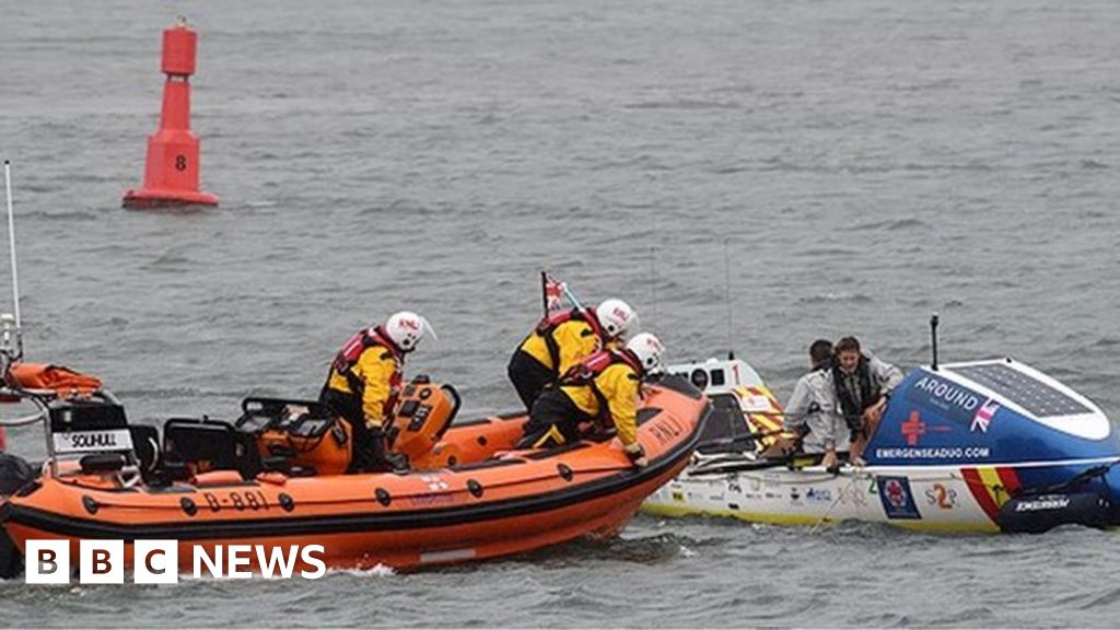 Rowing challenge doctors rescued during storm - BBC News