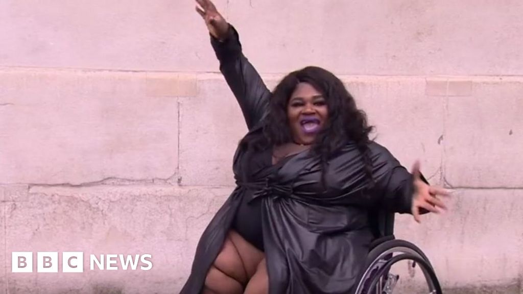 Trafalgar Square catwalk for body positivity - BBC News