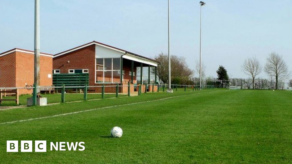 Suffolk youth football team quits at 'racist abuse' - BBC News