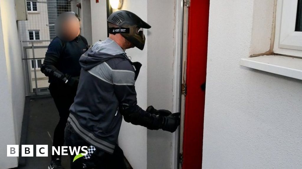 Five arrested in county lines drug raids across Northamptonshire - BBC News