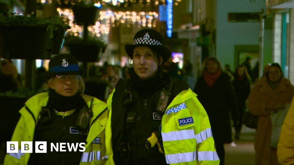 Barnstaple police increase patrols before Christmas - BBC News