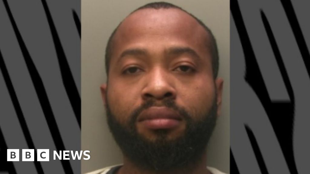 Jailed prison officer on 'elite leaders' scheme - BBC News
