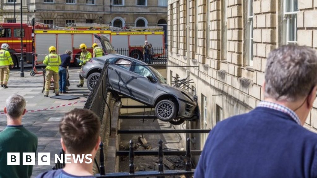 Porsche crashes into Georgian flats in Bath - BBC News