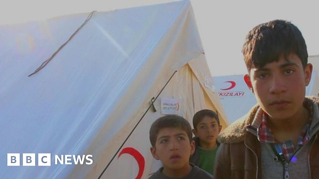 The Syrian refugees desperate to reach Turkey - BBC News