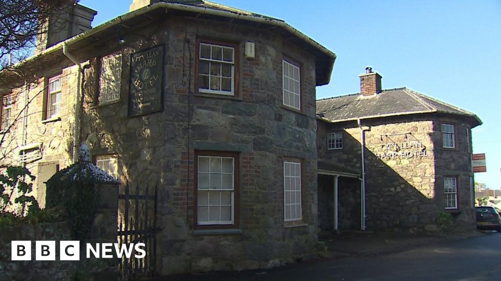 Llandwrog villagers buy and reopen Ty'n Llan pub - BBC News