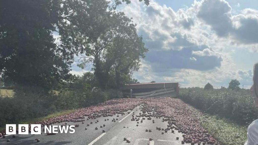 Onions spilt across A134 near Cockfield after lorry overturned