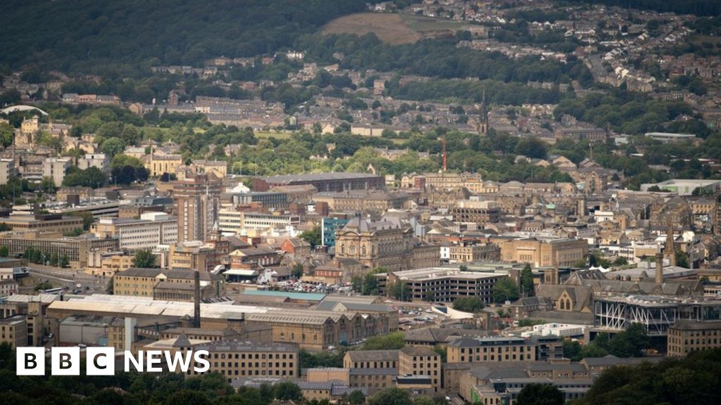 'Huddersfield grooming gang did not see girls as human beings' - BBC News